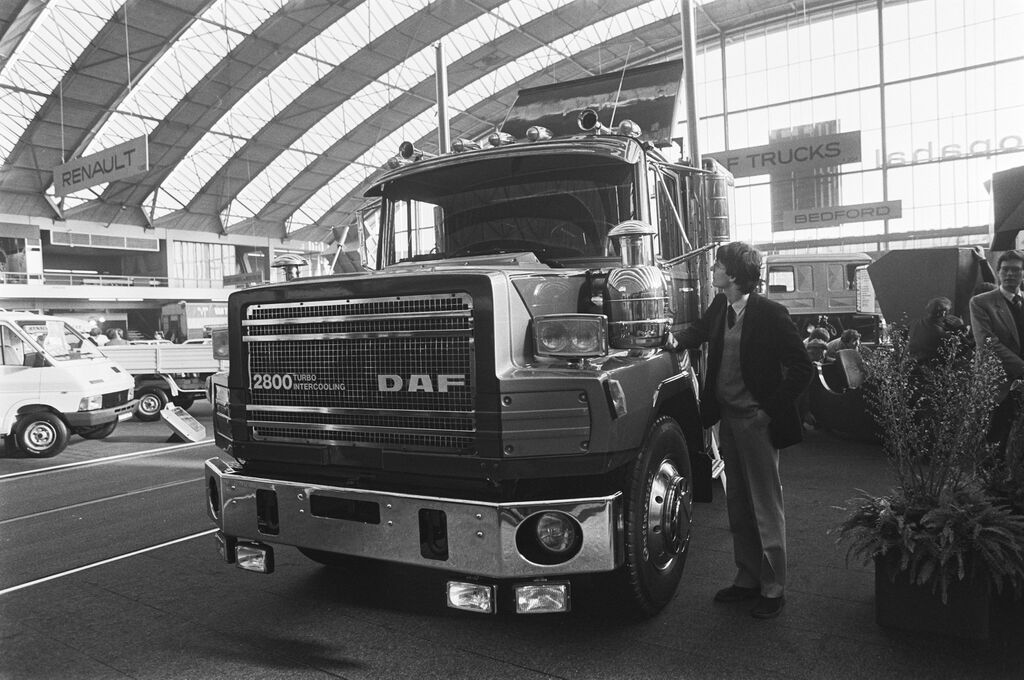 Oude gele DAF bus - die eerste busreis - SchoolBANK.nl